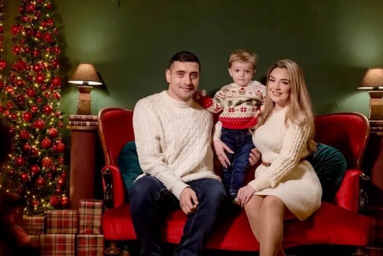George Simion, sesiune foto de Crăciun alături de familie: liderul AUR ...