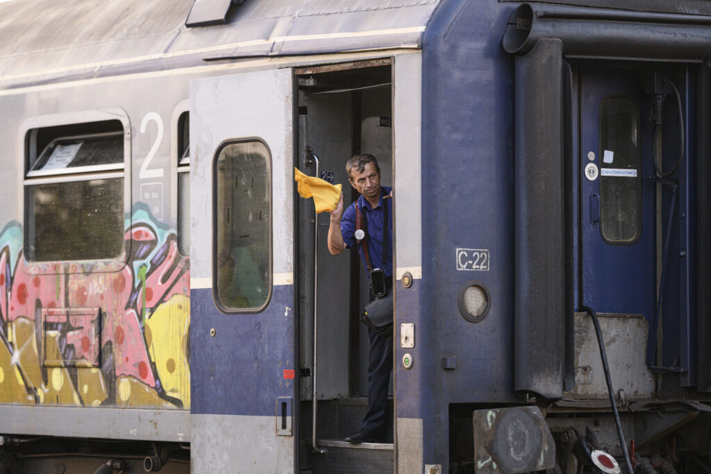 Incident feroviar grav cu tren care a depășit semnalul înainte de ...
